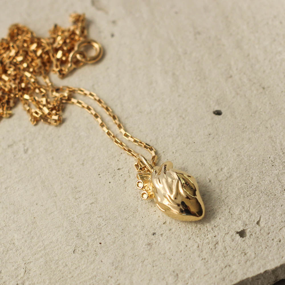 Colar Coração Humano Longo Banho Ouro 18k • Laços de Filó - notta